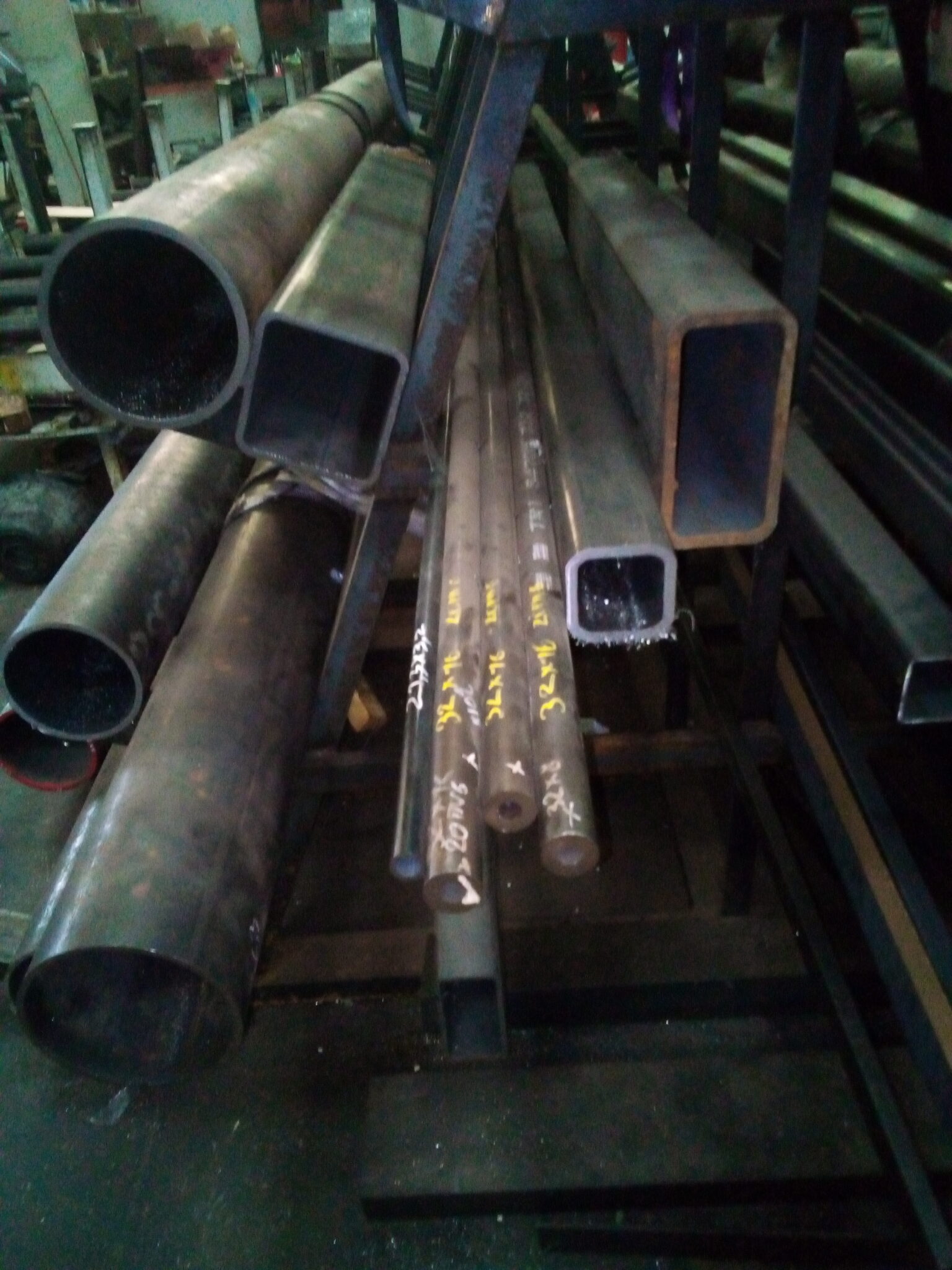 Alliage d'acier et de métal : Propriétés, utilisations et avantages